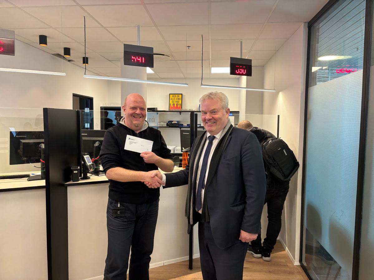 Ráðherra tekur við nýju nafnskírteini | Þjóðskrá